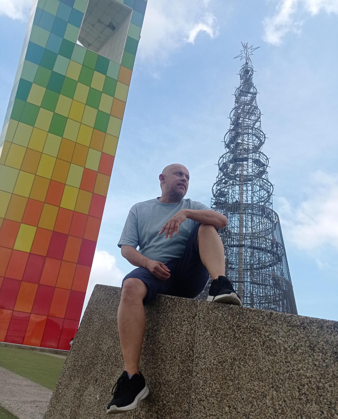 Turcios impresionado con el monumento la Ventana del Mundo - La Cháchara