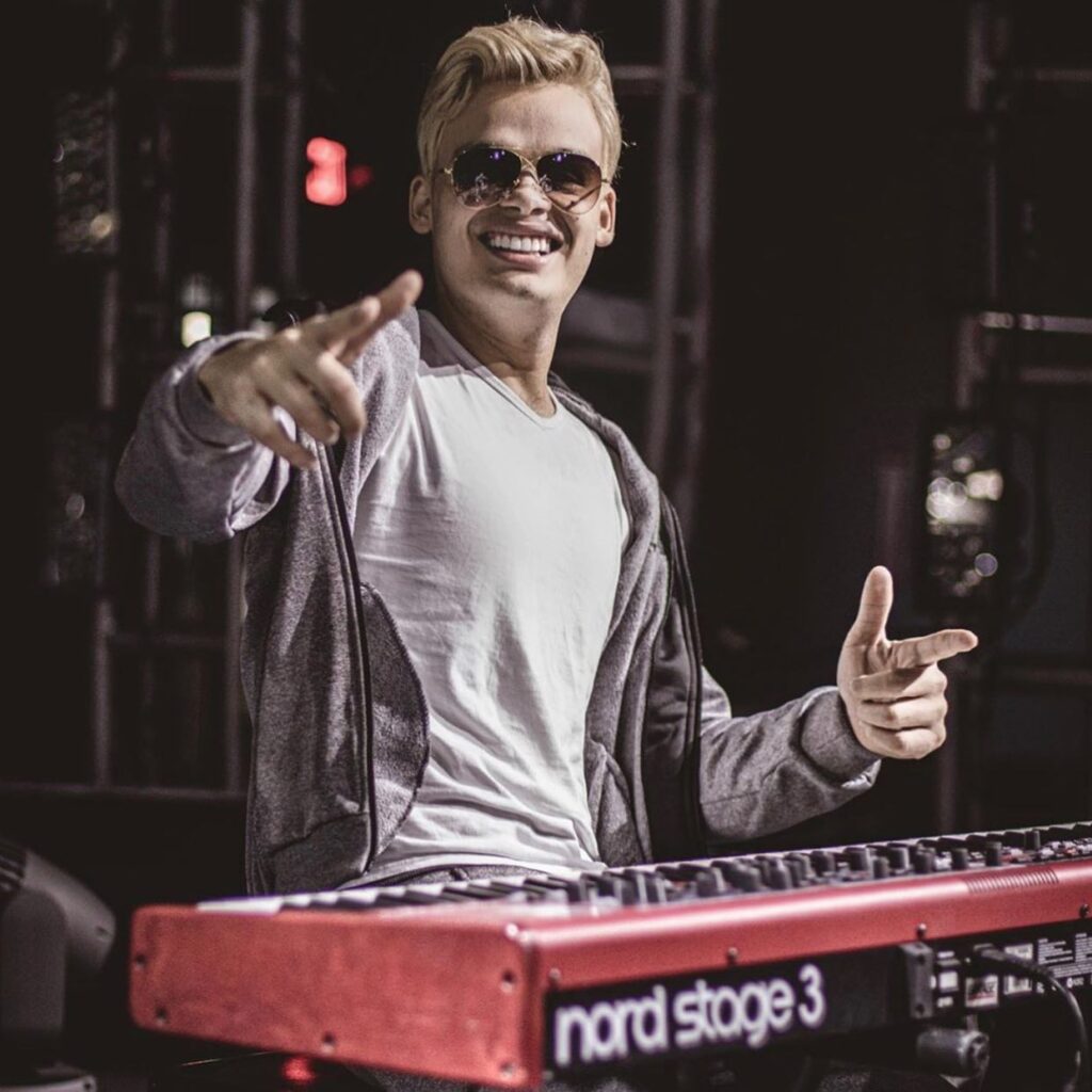 Jesús Molina, celebra los 3.402.278.683 seguidores - La Cháchara